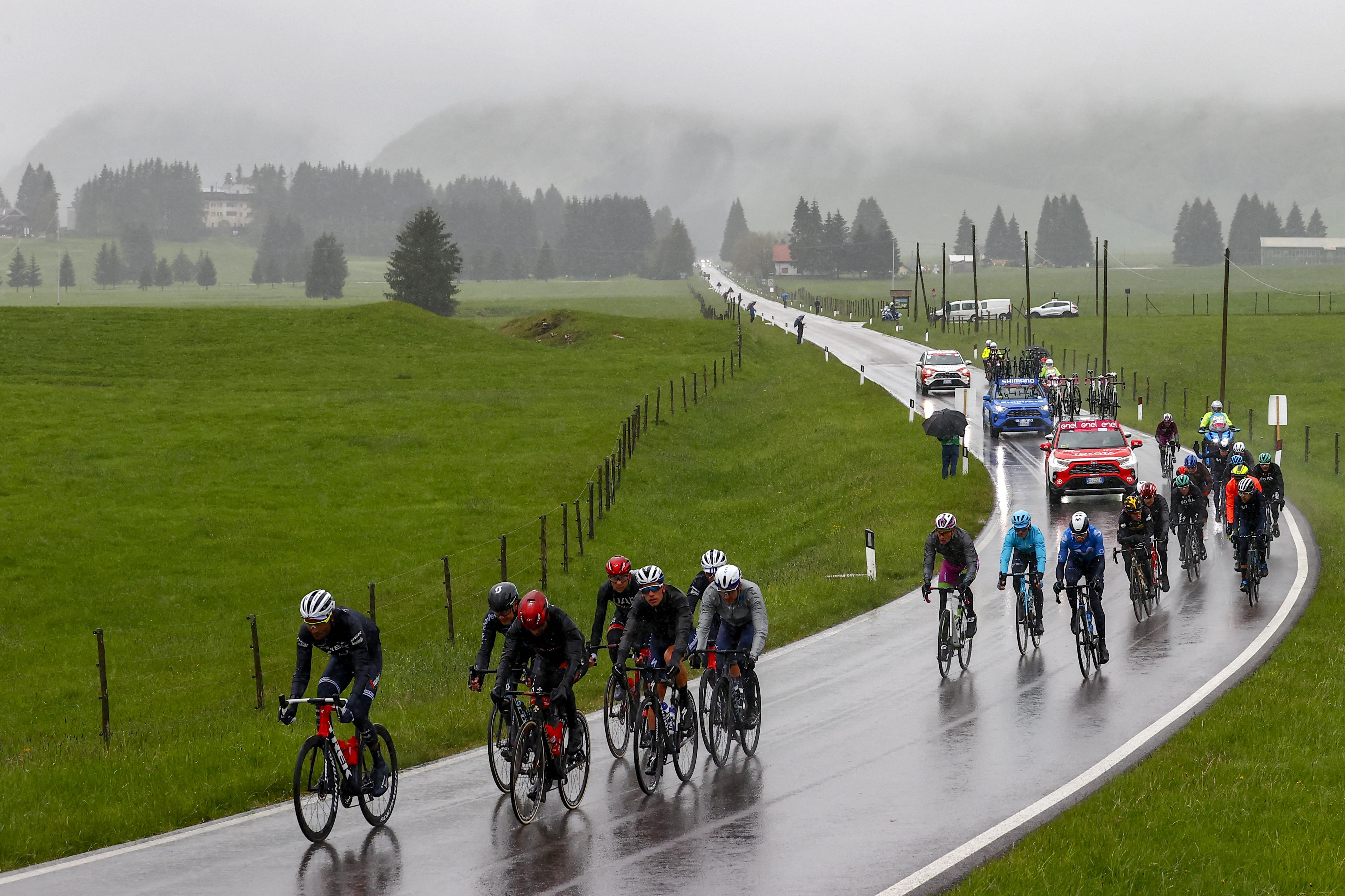 Alles over rit 10 van de Giro: helpt de regen en de wind de vluchters?