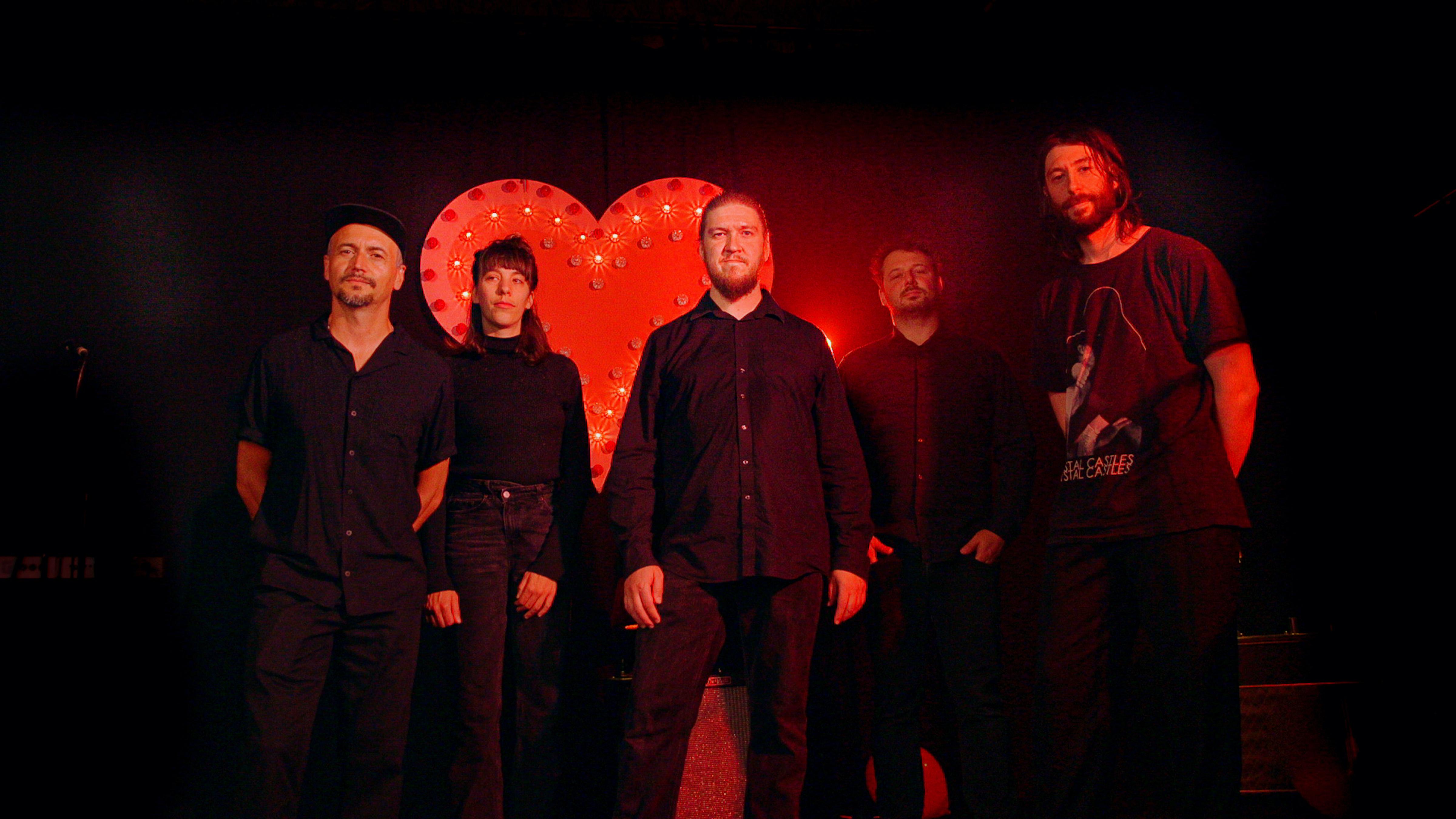 In première: De Delvers steken al wie het moeilijk heeft een neonhart ...