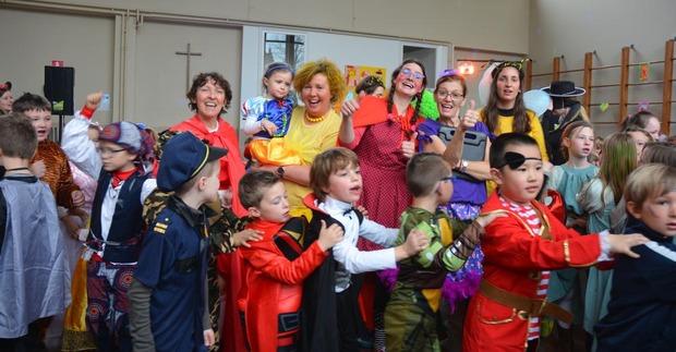 Carnaval in schoolsite St.Tillo en Sint Jozef Izegem - KW.be