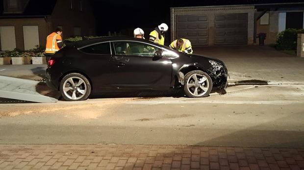 Auto ramt paaltjes in Koekelare - KW.be