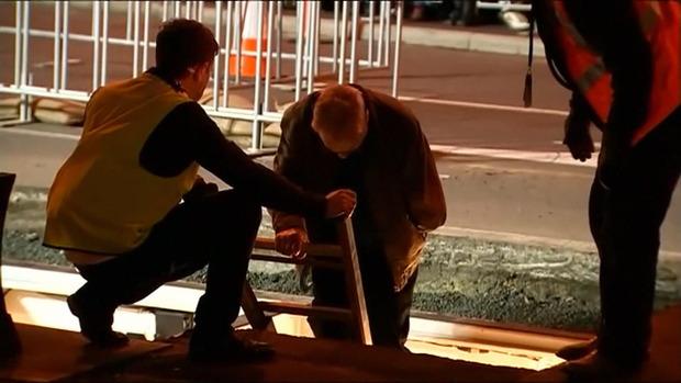 Kunstenaar laat zich levend begraven