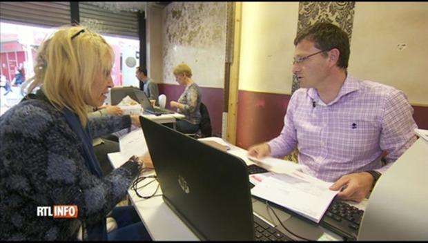 Des agents du SPF Finances aident les contribuables à remplir leur ...