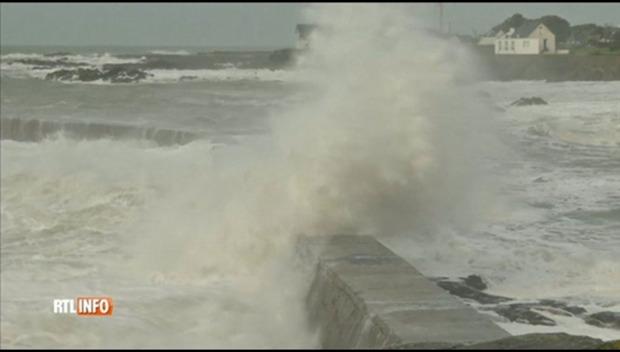 Rafales de vent à 150km/h et vagues de 10 mètres de haut: le Sud-Ouest ...