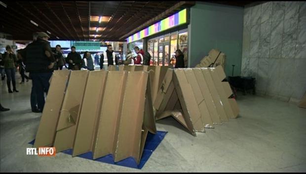 Hiver: une association distribue des tentes en carton aux SDF