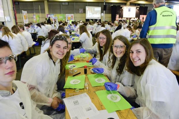 VMS Roeselare breekt record van grootste chemieles ter wereld - KW.be