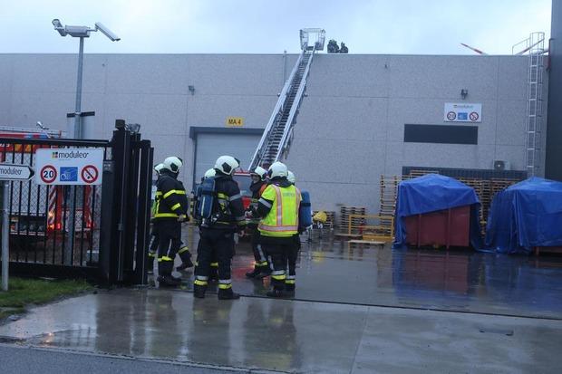 Werknemers afgevoerd bij brand bij firma IVC in Avelgem - KW.be