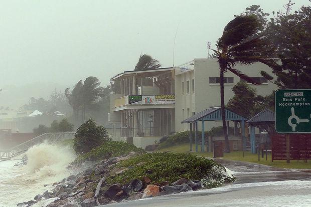 Twee zware cyclonen komen aan land in Australië (video)