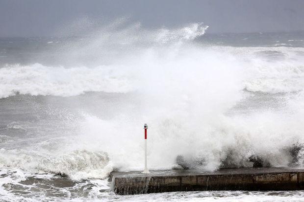 Cyclone à La Réunion : 8 blessés et des milliers de foyers sans électricité