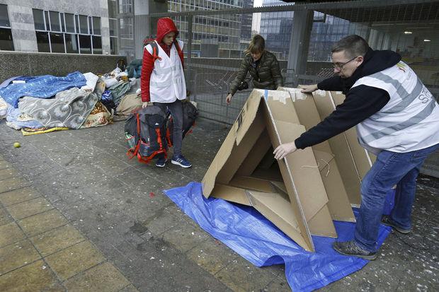 Des abris en carton distribués aux SDF bruxellois