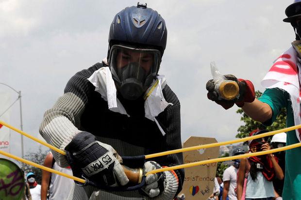 Venezuela: nouveaux heurts, des "cacatov" à la place des "Molotov"