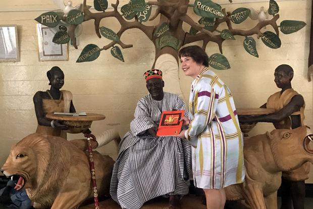 Cécile Jodogne reçue par le roi des Mossis au Burkina Faso