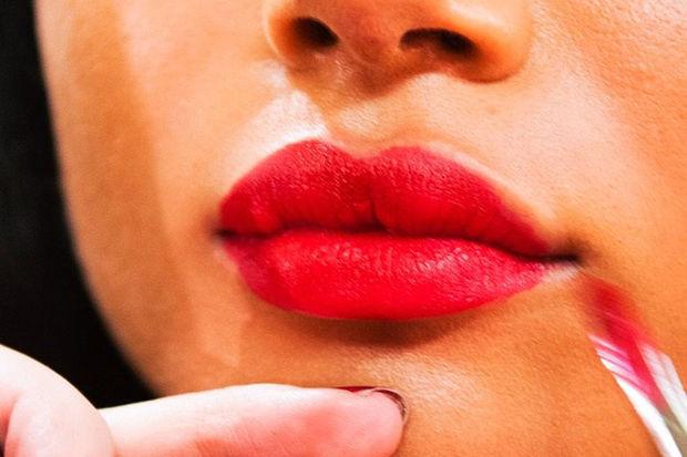4 trucs de pro à savoir pour mettre parfaitement son rouge à lèvres