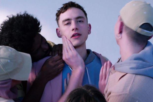 'Holebi's onderwerpen zich in videoclips vaak aan de heteronorm'