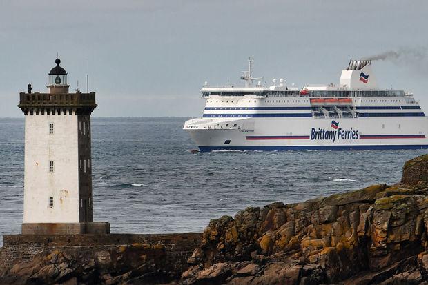 Un ferry avec 300 passagers s'échoue dans le port de Calais