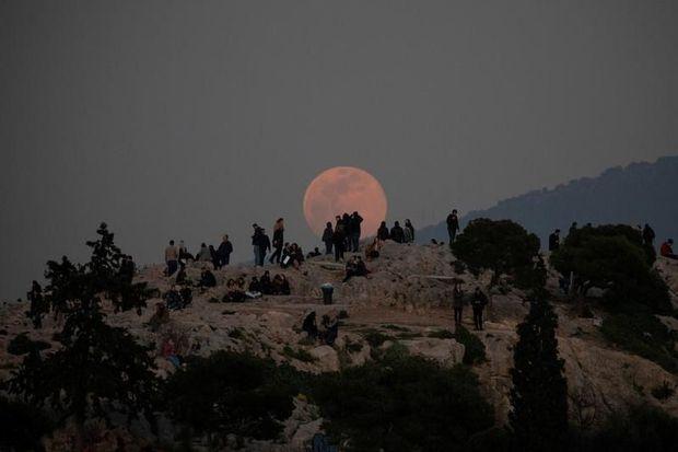 Les plus belles images de la "super lune des neiges"