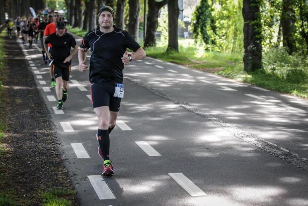 Jonas Coopman uit Zwevezele loopt 20 marathons om zieke kinderen te ...