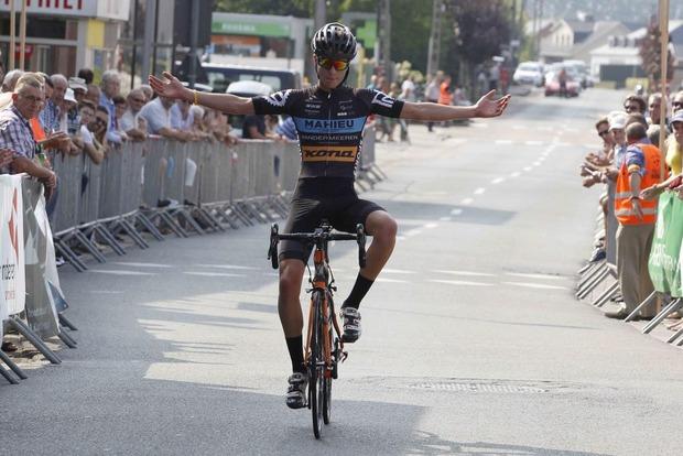 Jelle Vermoote triomfeert in Open Omloop voor nieuwelingen in Kortemark ...