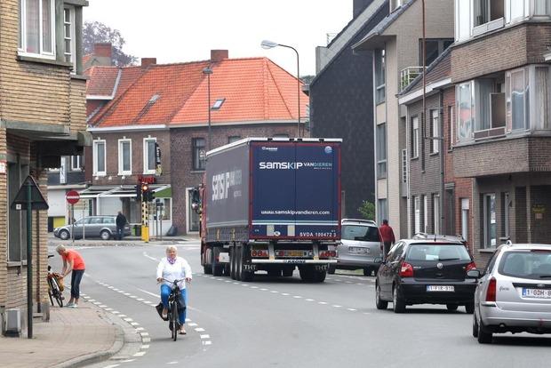 Tielt wil doorgaand vrachtverkeer in de bebouwde kom verbieden - KW.be
