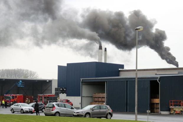 Brandweerman afgevoerd naar ziekenhuis na bedrijfsbrand in IVC in ...