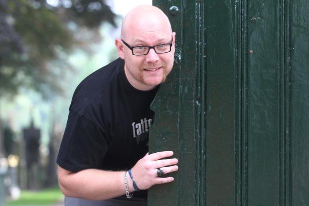 De spreidstand van Kevin Rombaux: grafdelver in Brugge, comedian na ...