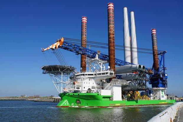 Sea Installer vertrekt geladen uit Haven Oostende om windturbines te ...