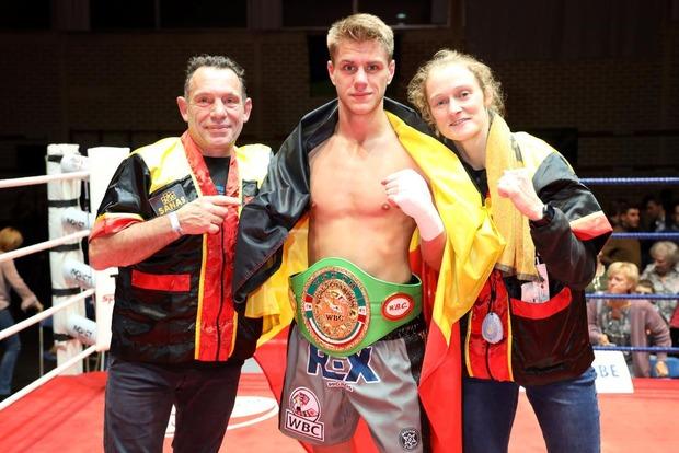 Allerheiligen boksgala Izegem: Seba Steen behoudt wereldtitel met ko in ...