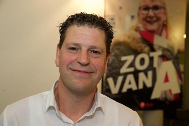 Tom Meeuws (SP.A) biedt ontslag aan... maar partijbestuur weigert - KW.be