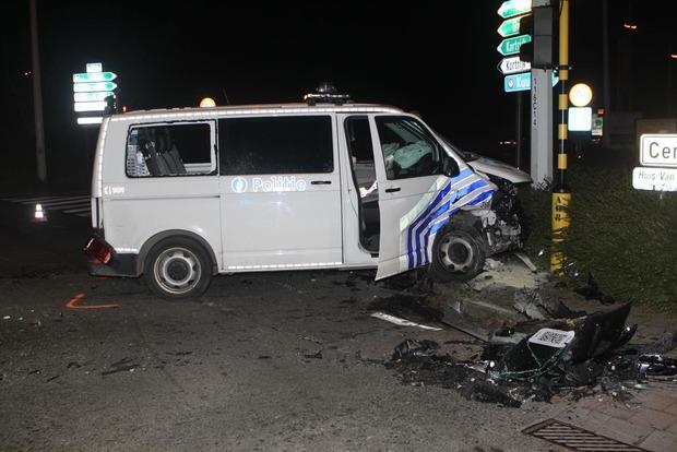 Politiecombi onderweg naar interventie zelf betrokken bij ernstig ... Politiecombi onderweg naar interventie zelf betrokken bij ernstig ...