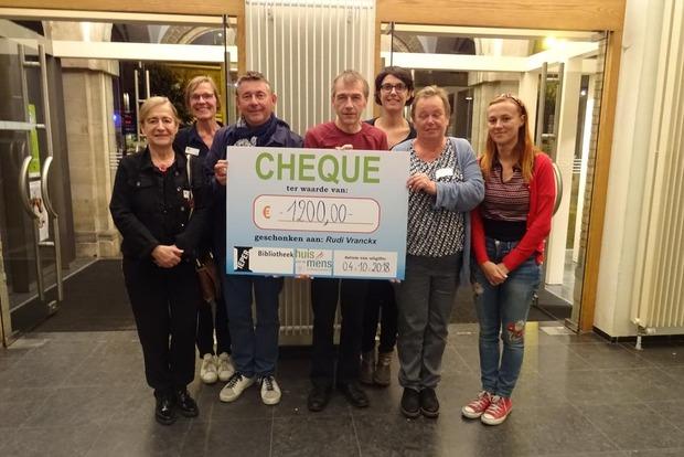 HuisvandeMens Ieper en Bibliotheek Ieper schenken cheque van 1.200 euro ... HuisvandeMens Ieper en Bibliotheek Ieper schenken cheque van 1.200 euro ...