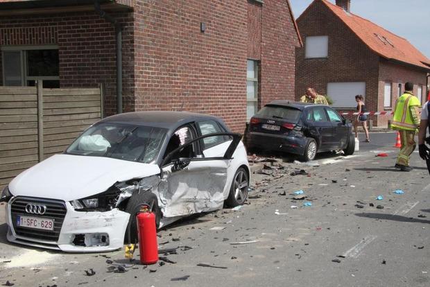 Twee gewonden bij botsing op kruispunt in Passendale - KW.be
