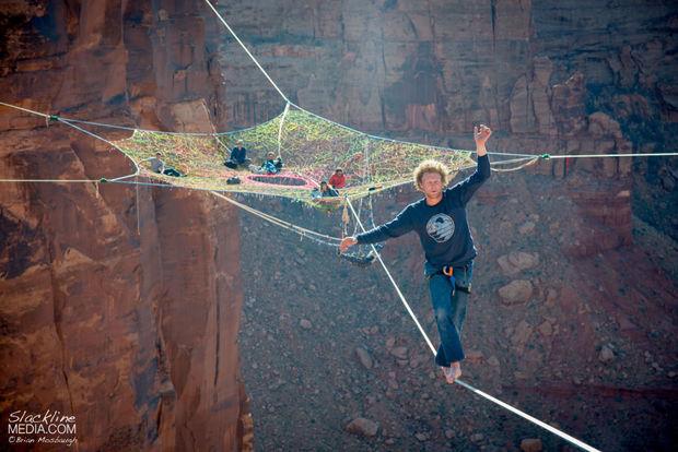 La slackline, du funambulisme comme sur un trampoline (VIDEO)
