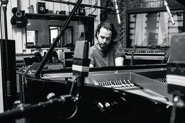 Weg krullenkop, weg babyface: in de studio met de nieuwe Jasper Erkens