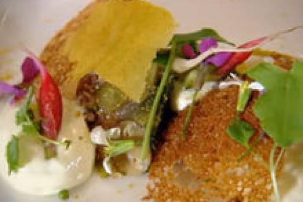 Croque-monsieur van kalfskop, Oud Bruggekaas, zuurdesem, radijzen ...