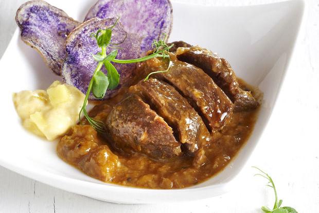 Varkenswang, truffel aardappelchips, mango pickles crème