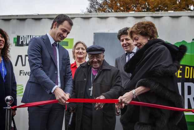 Desmond Tutu bénit une classe ICT mobile à l'occasion de l'anniversaire ...