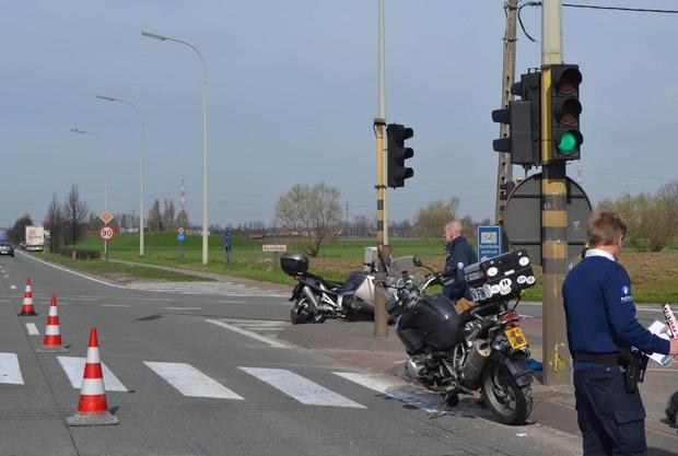 Motorrijder ernstig gewond na kop-staartaanrijding in Deerlijk - KW.be