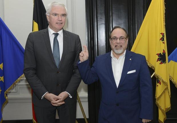 Peter Roose legt voor de tweede keer zijn eed af als burgemeester van ...
