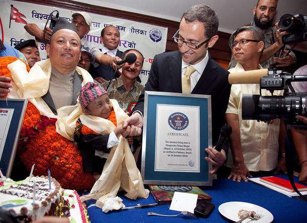 Kleinste man ter wereld meet 65,5 centimeter