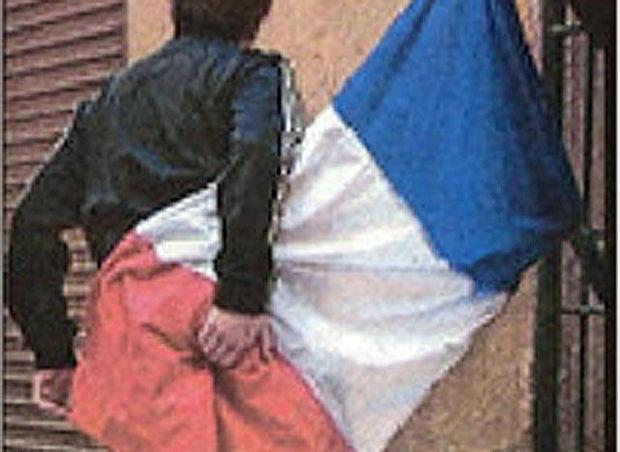 Il s'essuie le derrière avec le drapeau français et gagne un concours photo