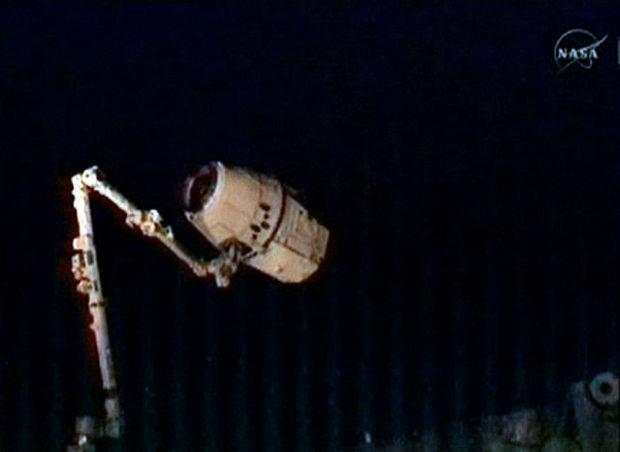 La Capsule Dragon De Spacex Réussit Son Rendez Vous Avec Liss