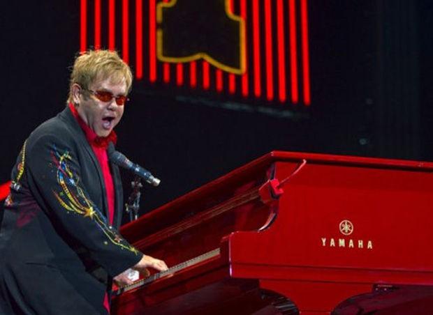 Elton John vend sa garde-robe