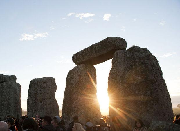 In beeld: Zonnewende gevierd in Stonehenge