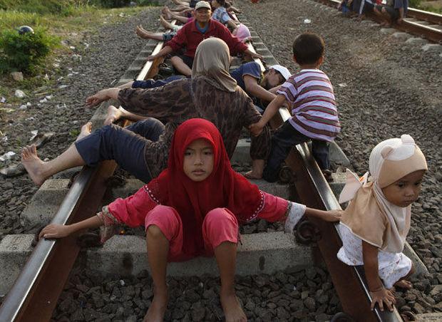 In beeld: ‘Spoortherapie’ voor zieke Indonesiërs