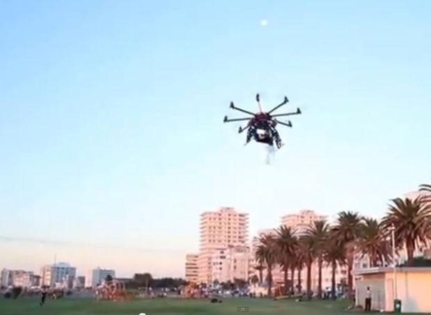 De 'beer drone': binnenkort ook bij ons op de festivals? (video)