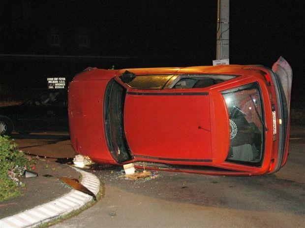 Auto gaat op zijn zijkant op rondpunt - KW.be