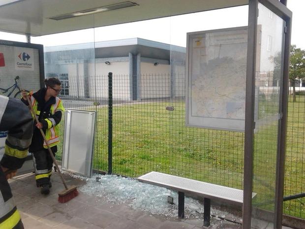 Onbekenden slaan ruit van bushokje stuk - KW.be