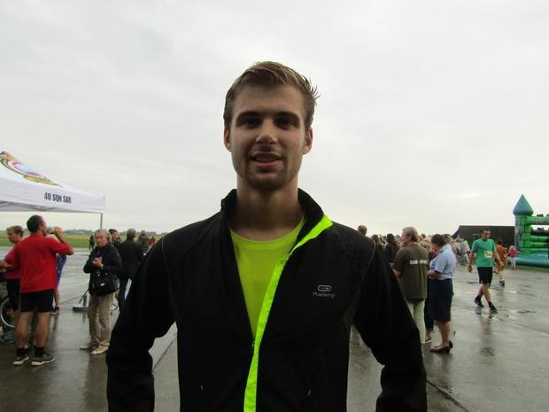 Nick Geldhof komt recht uit vergadering en wint meteen de Runway Run in ...