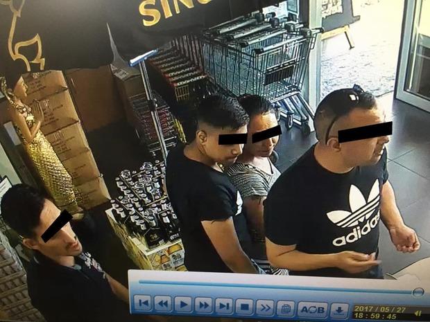 Vier dieven herkenbaar in beeld bij diefstal in Aziatische winkel in ...