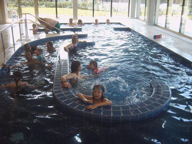 Nieuw zwembad Zwevegem enthousiast uitgetest - KW.be