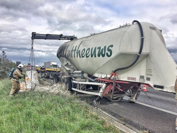 Vrachtwagen met cement vat vuur op autosnelweg - KW.be